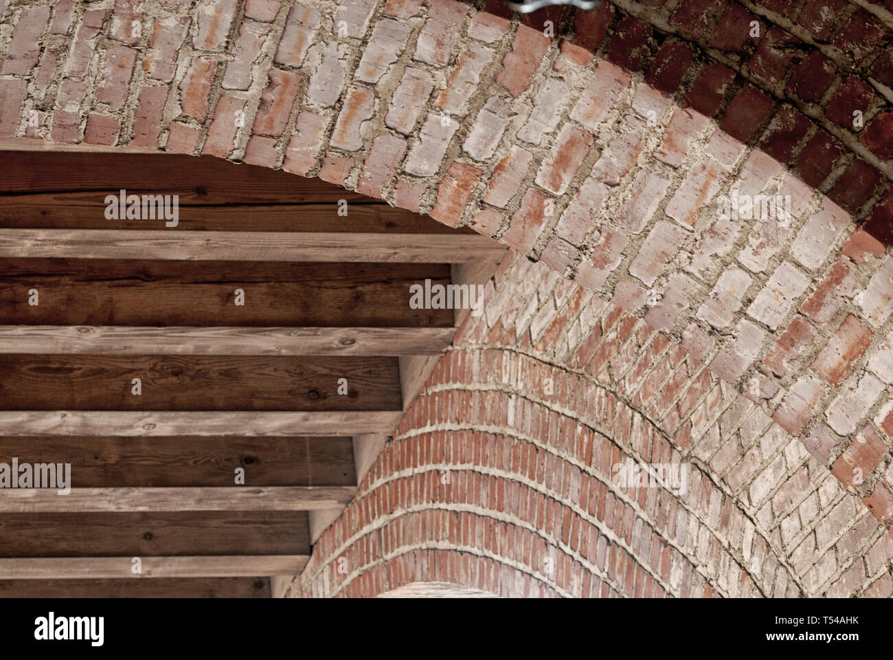 Detail der gemauerten Bögen und Holzbalken an der Decke einer Struktur ...