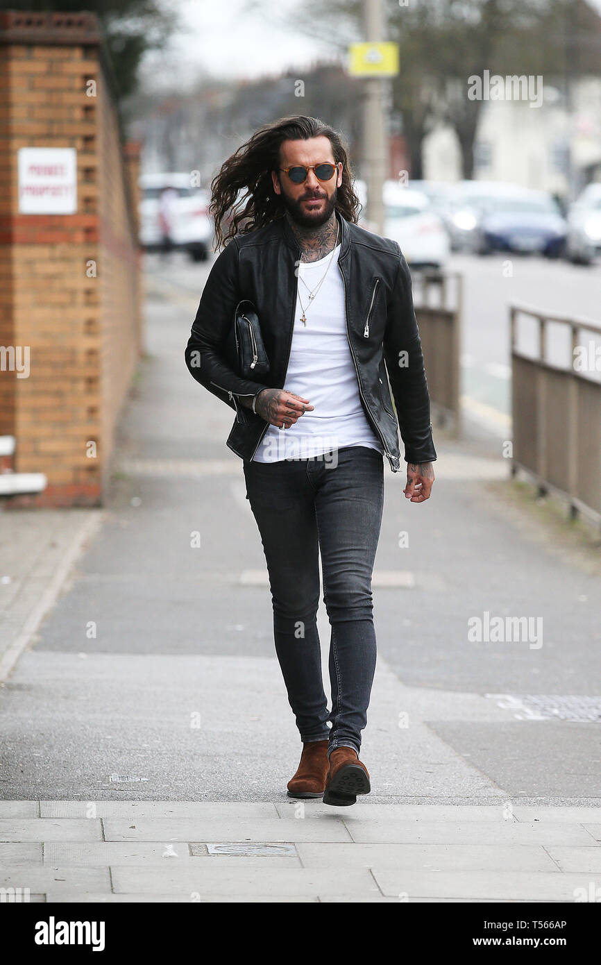 Die männlichen Mitglieder der Besetzung von TOWIE Filmszenen in der ...