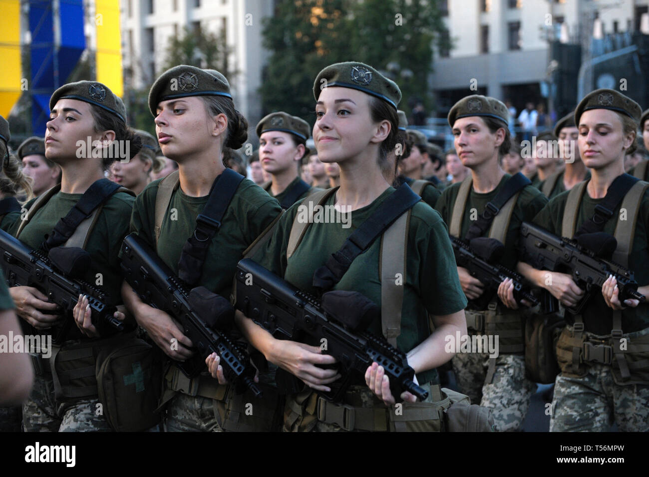 Die Soldaten des Bataillons der Frauen marschieren mit ...