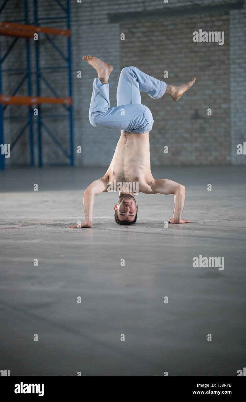 Silhouette Mann Steht Auf Stockfotos und -bilder Kaufen - Alamy