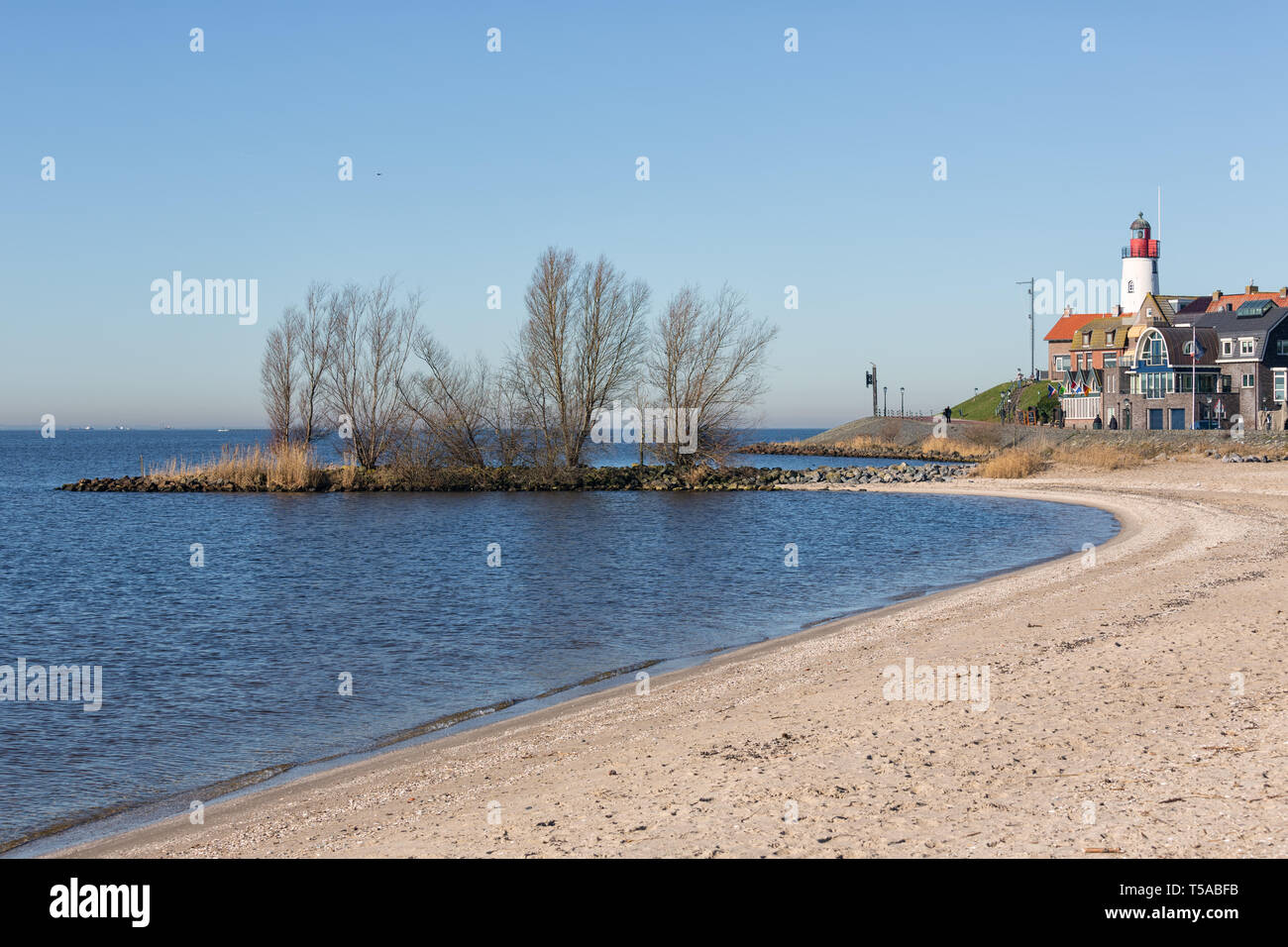 Strand von ehemaligen Insel Urk mit Blick auf historischen Leuchtturm ...