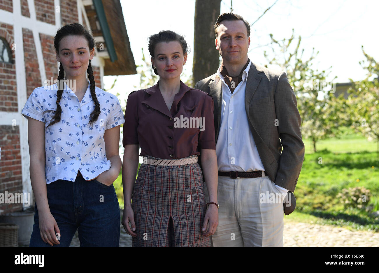 Jork, Deutschland. 23 Apr, 2019. Die Schauspielerinnen Maria Ehrich (r ...