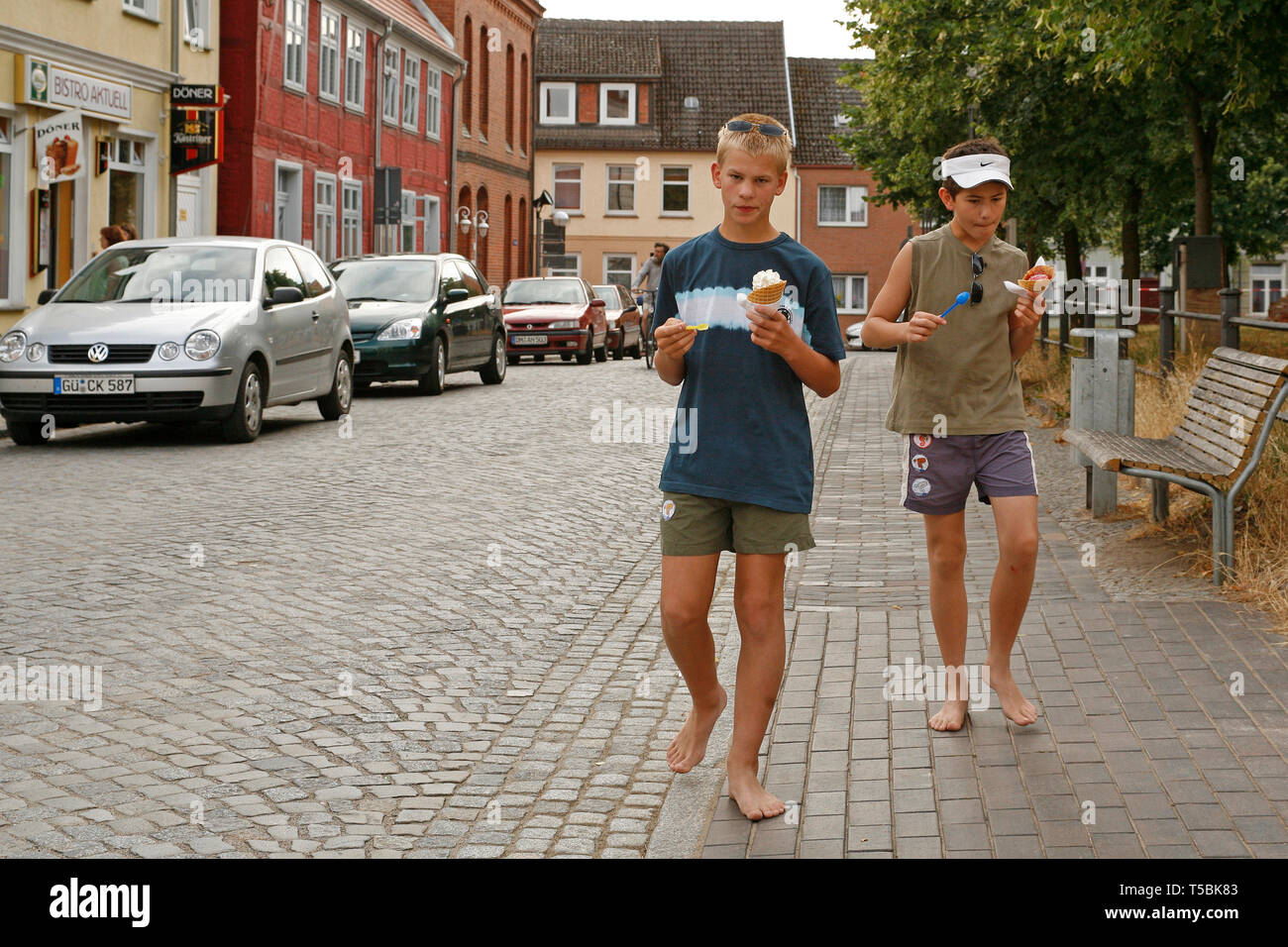 Boys barfuss durch die Stadt Stockfotografie - Alamy