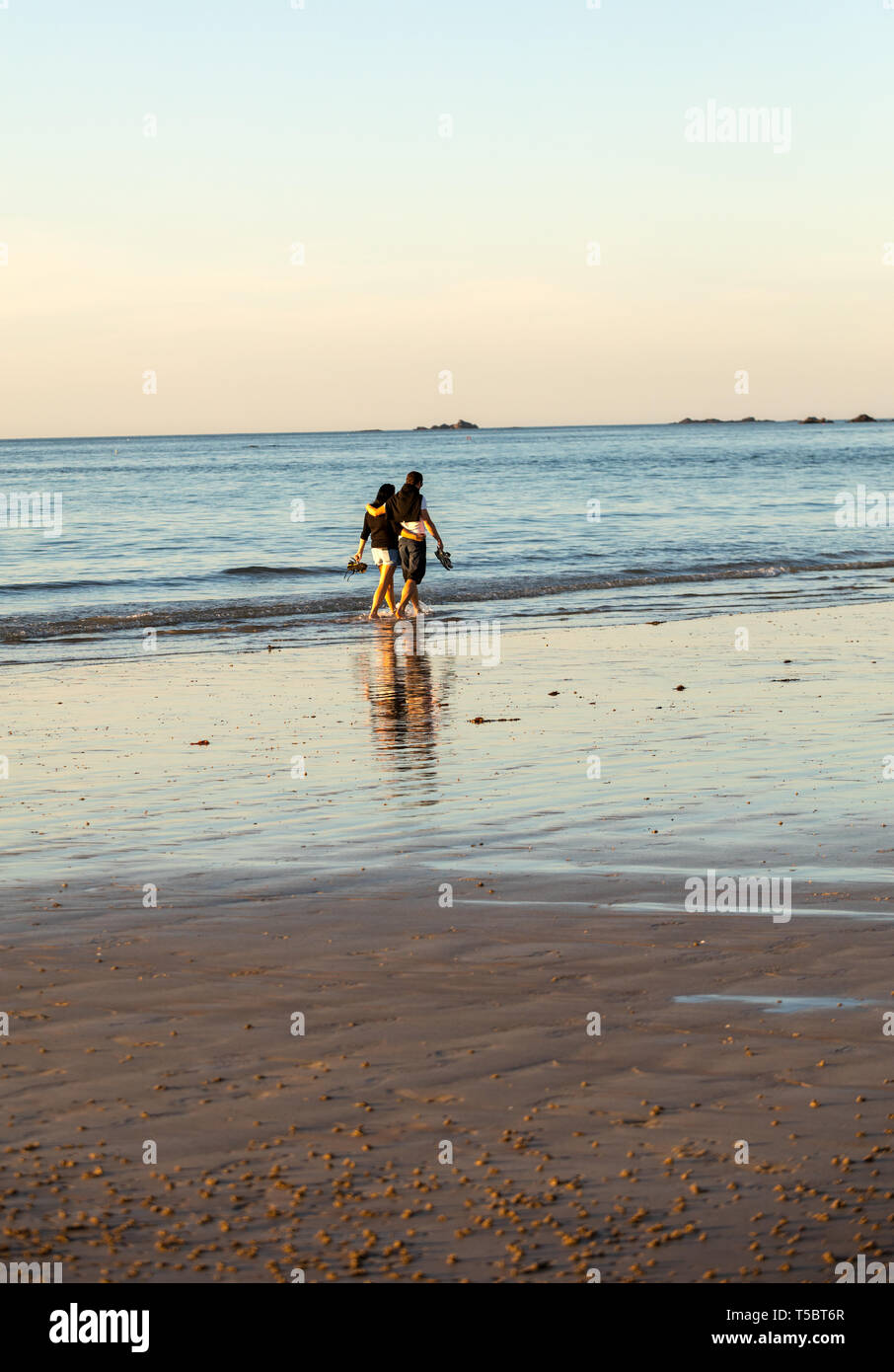 Romantischer Spaziergang Am Strand Stockfotos und -bilder Kaufen - Alamy