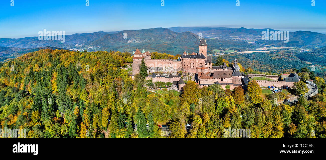 Antenne Panorama der Chateau du Haut-Koenigsbourg in den Vogesen. Eine ...