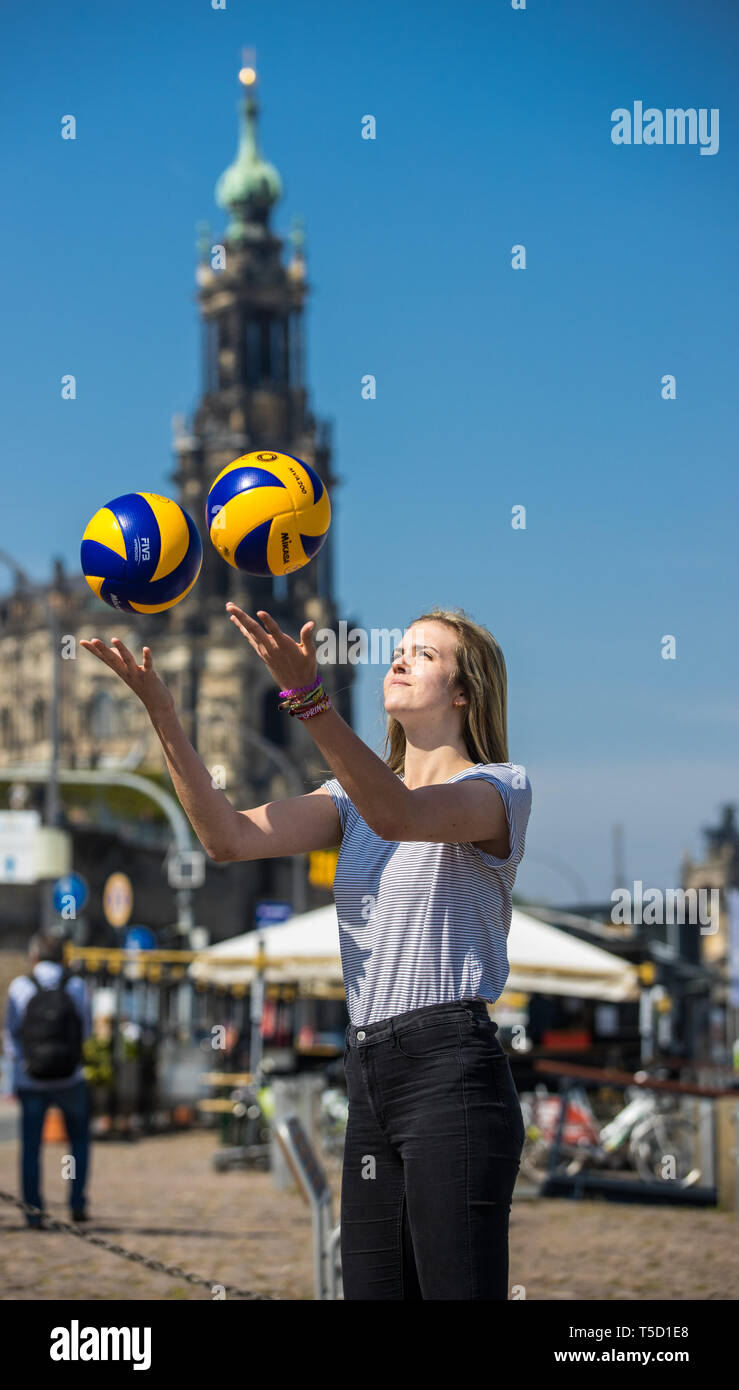 Halbe salve -Fotos und -Bildmaterial in hoher Auflösung – Alamy