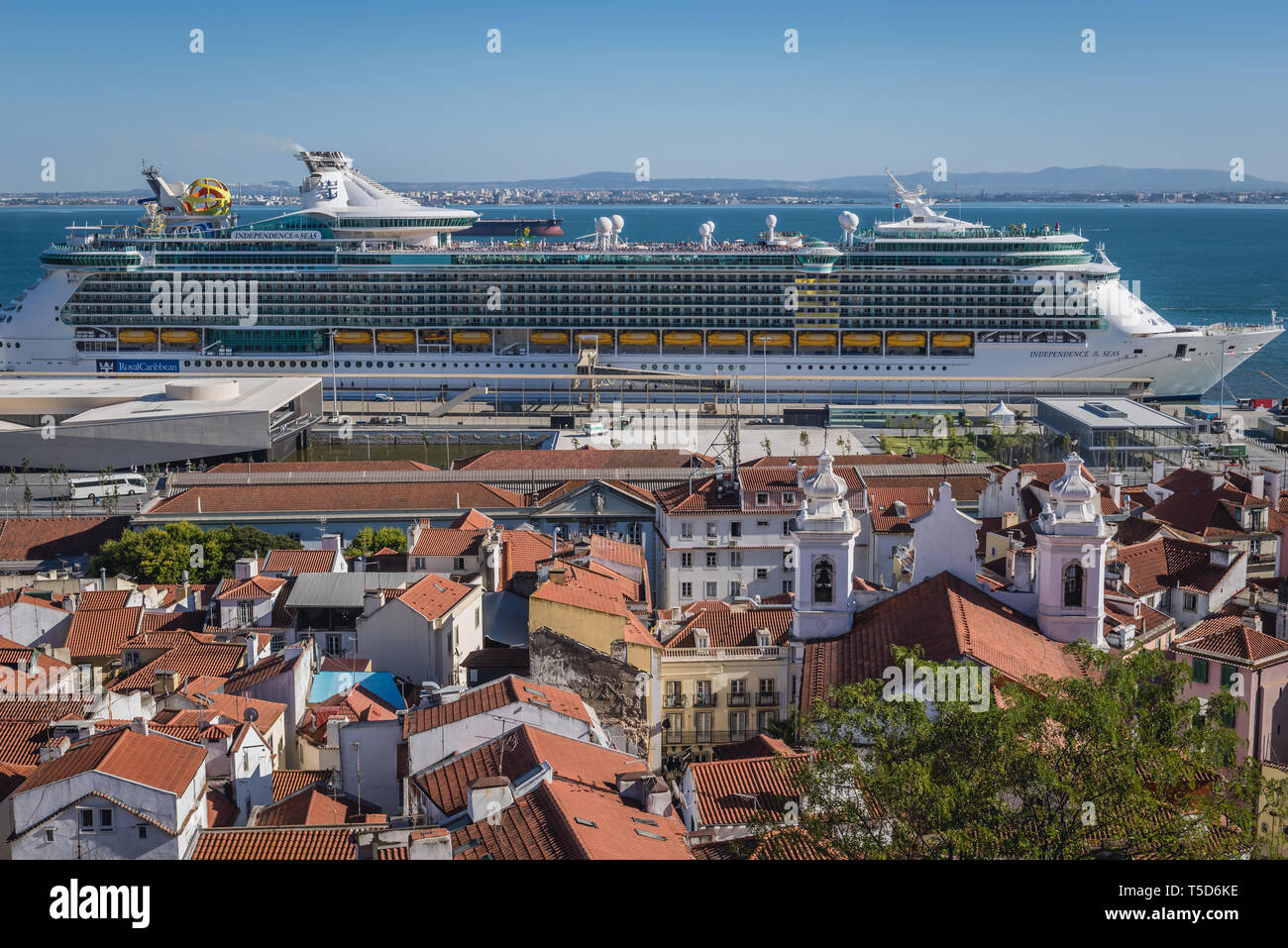 Luftaufnahme von miradouro das Portas do Sol Aussichtspunkt in Alfama ...