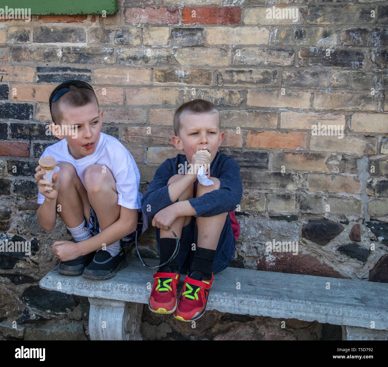 Kinder hocken -Fotos und -Bildmaterial in hoher Auflösung – Alamy