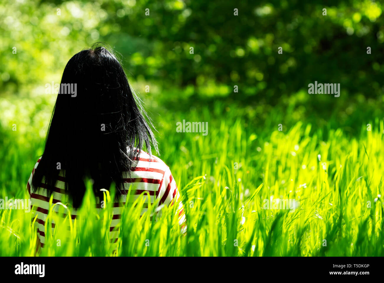 Mädchen in wald -Fotos und -Bildmaterial in hoher Auflösung – Alamy