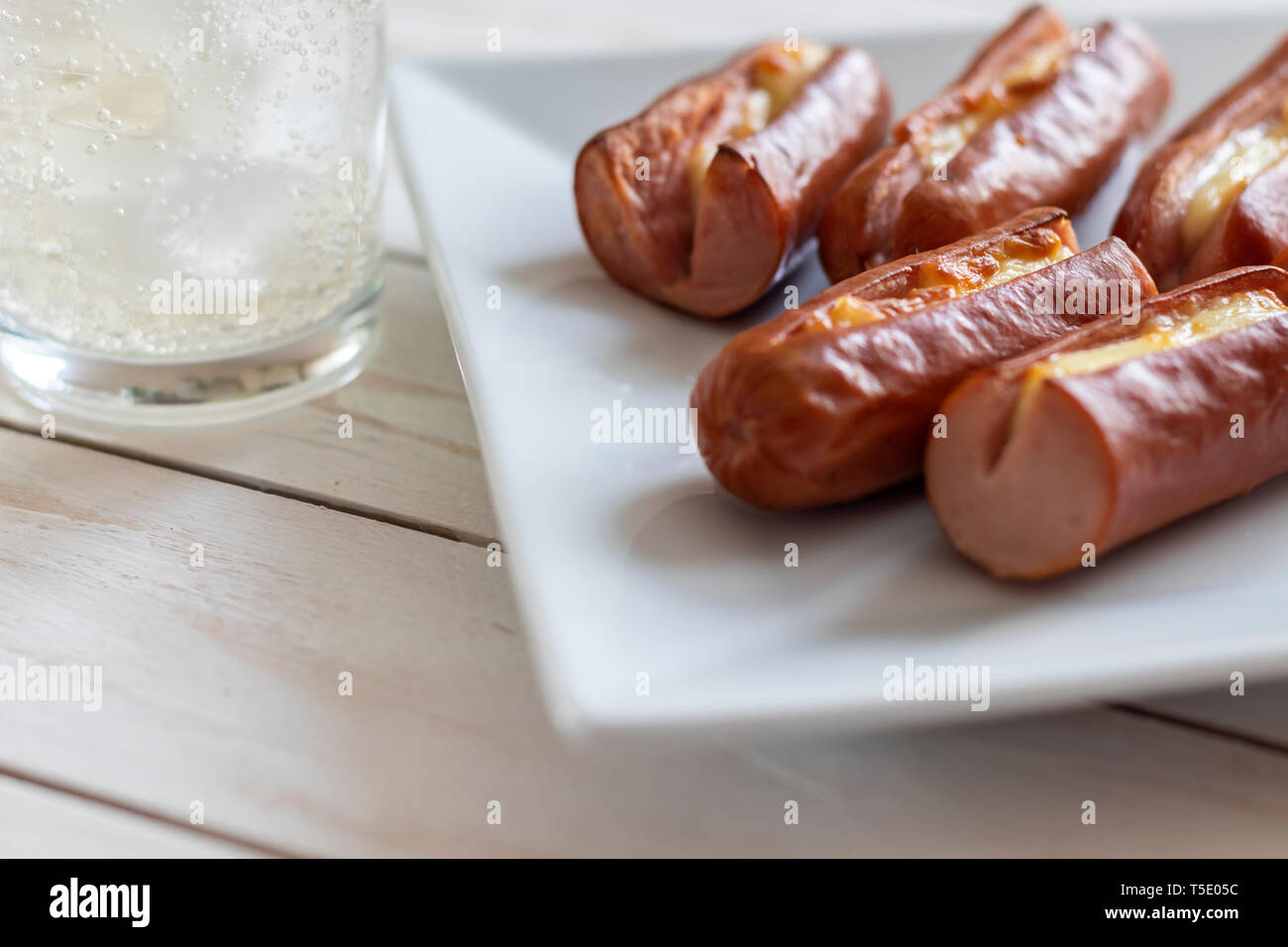 Gebratene Wurst mit gelben Käse über weiß Holz- Hintergrund ...