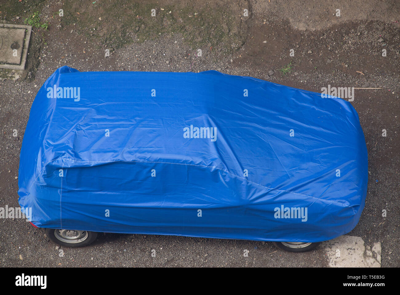 Auto mit plane abgedeckt -Fotos und -Bildmaterial in hoher Auflösung ...
