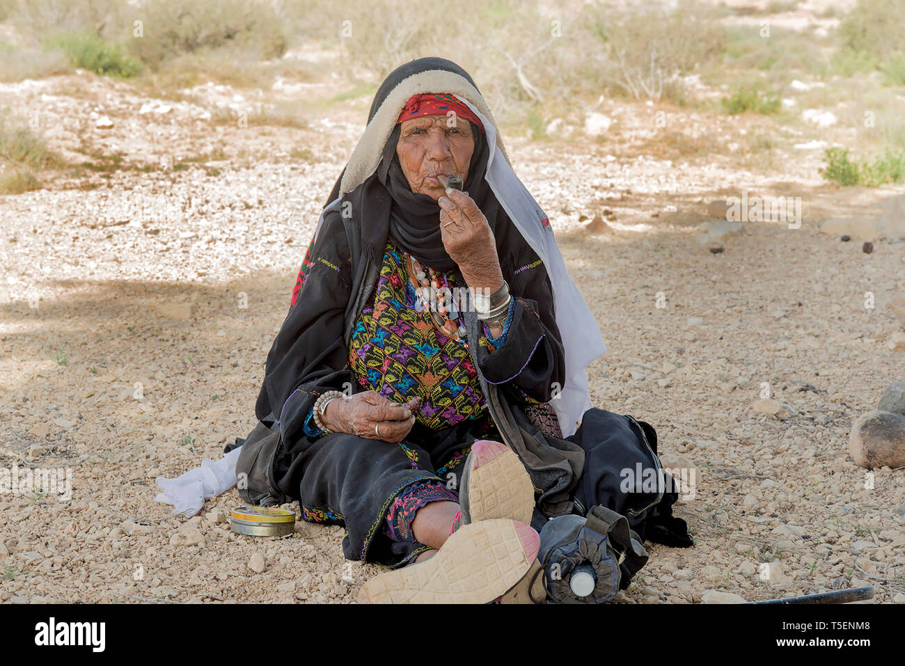Israel negev desert bedouin woman -Fotos und -Bildmaterial in hoher ...