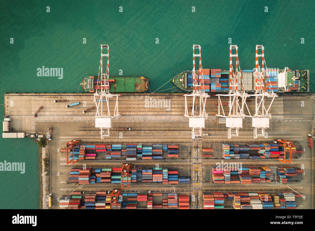 Luftaufnahme Hafen Container Beladung Schiff in Import-, Export ...