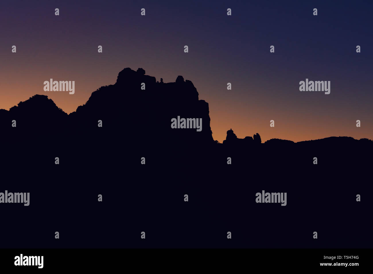 Snoopy Berg Silhouette von der aufgehenden Sonne, Sedona, Arizona ...