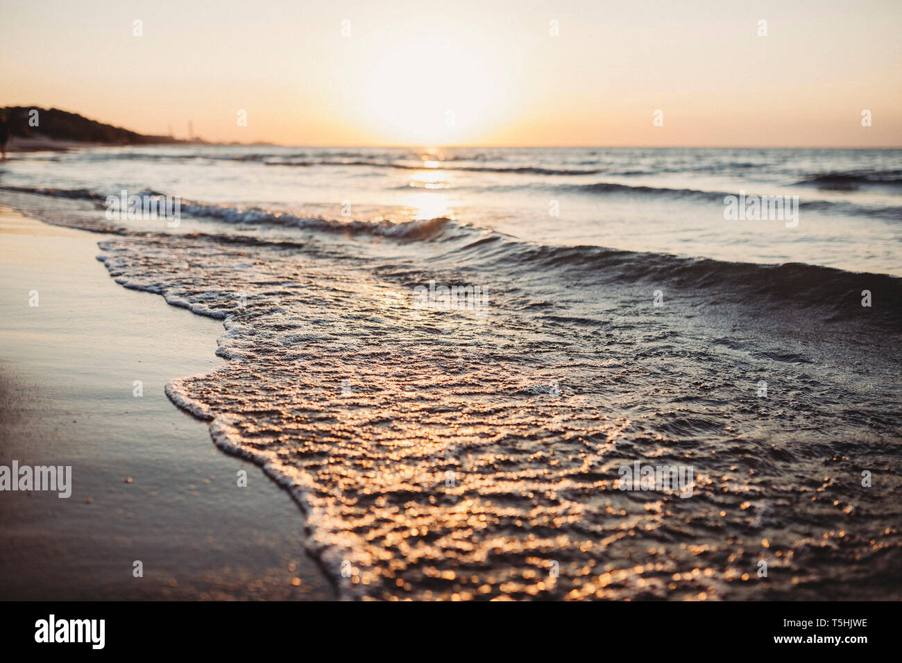 Kleine Wellen Am Strand Stockfotos und -bilder Kaufen - Alamy