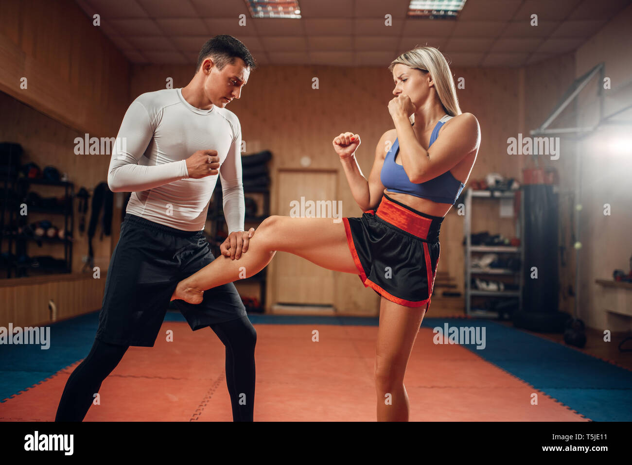 Weibliche Person macht ein Tritt in die Leistengegend ...