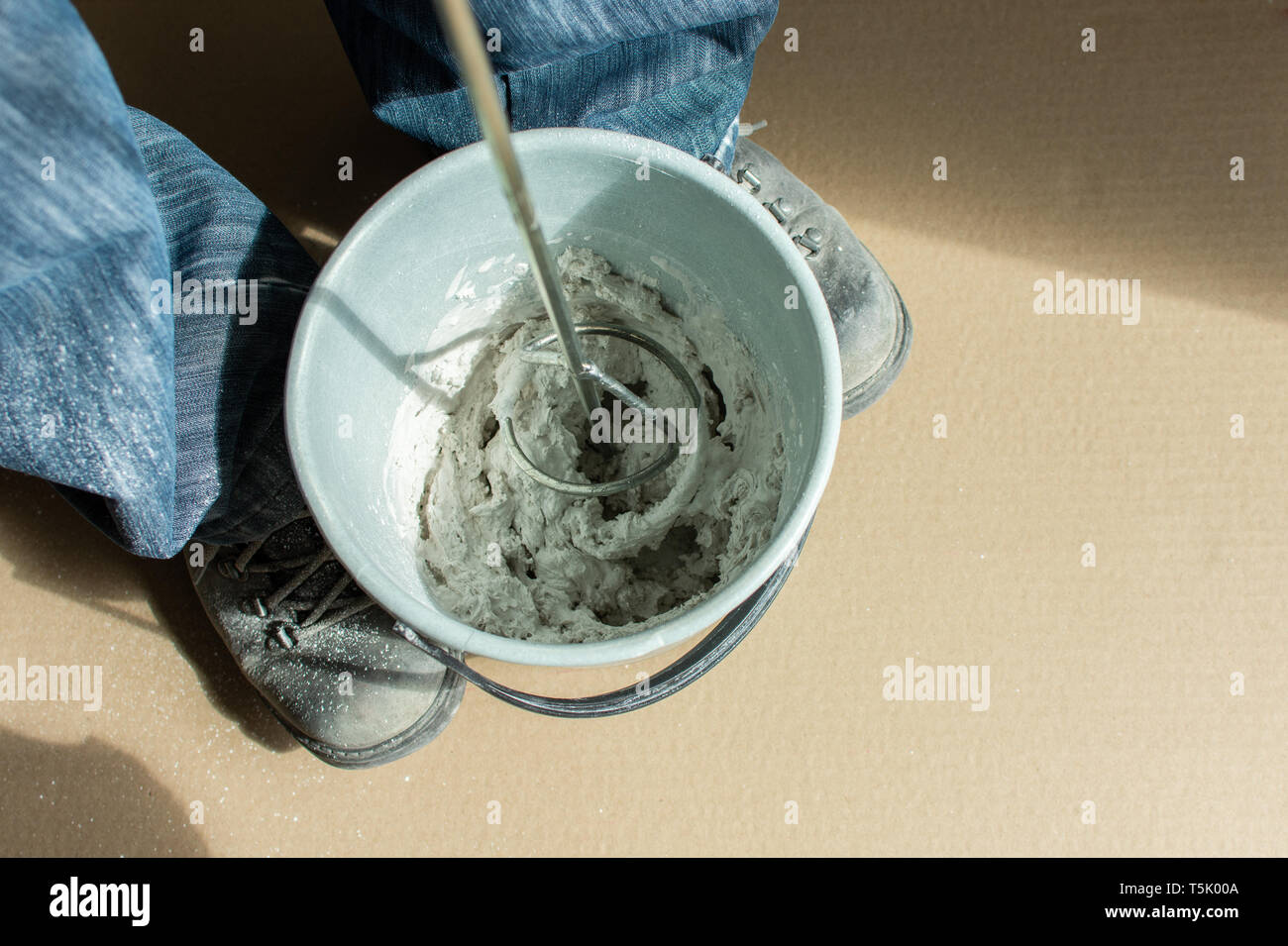 Man Mixing Cement In Bucket Stockfotos und -bilder Kaufen - Alamy