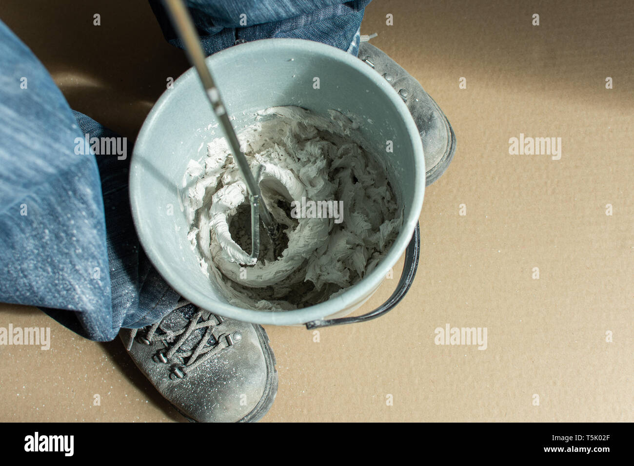 Man mixing cement in bucket -Fotos und -Bildmaterial in hoher Auflösung ...