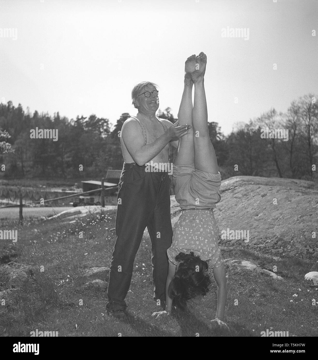 Man balancing hands Schwarzweiß-Stockfotos und -bilder - Alamy