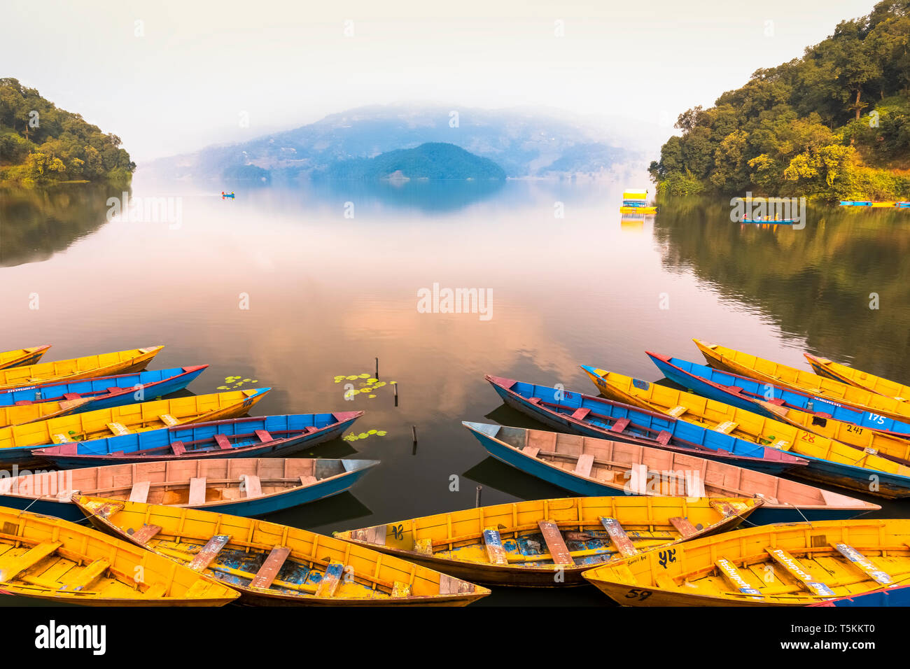 See nepal reflexion himalaya wasser -Fotos und -Bildmaterial in hoher ...