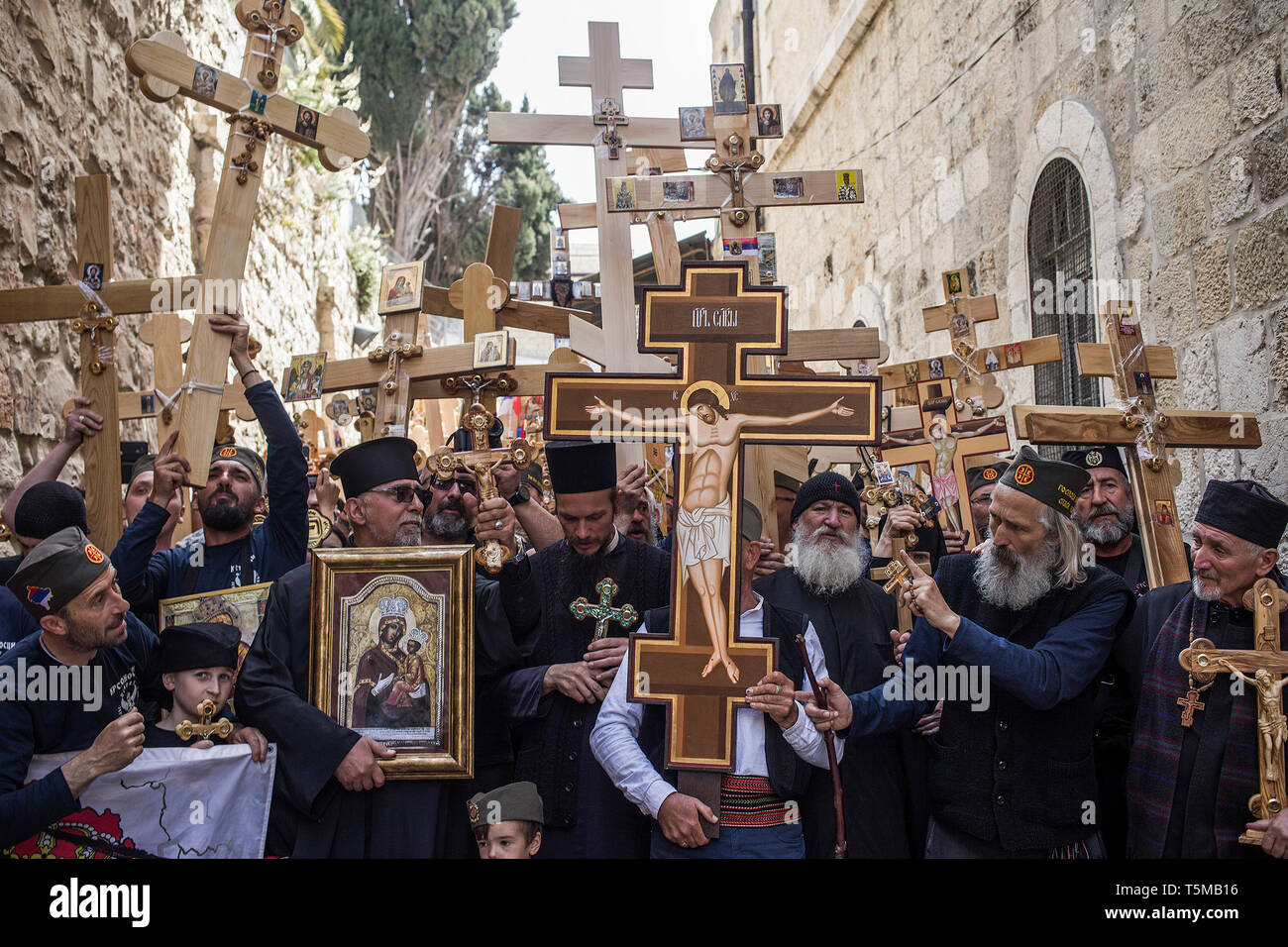 Jerusalem. 26 Apr, 2019. Orthodoxe Christen feiern Gute Freitag während einer Prozession auf der ...