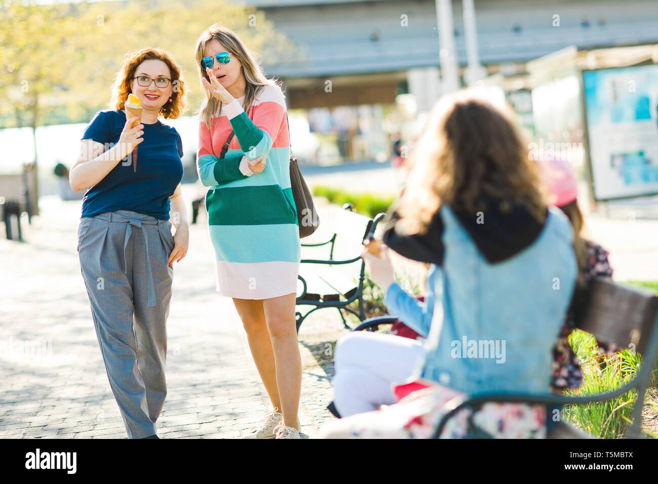 Freunde Treffen In Der Stadt Stockfotos und -bilder Kaufen - Alamy