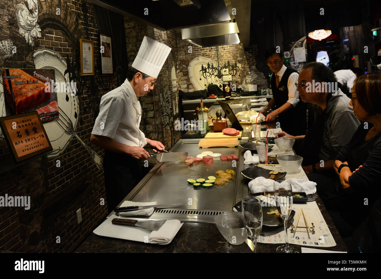 Teppanyaki bar -Fotos und -Bildmaterial in hoher Auflösung – Alamy