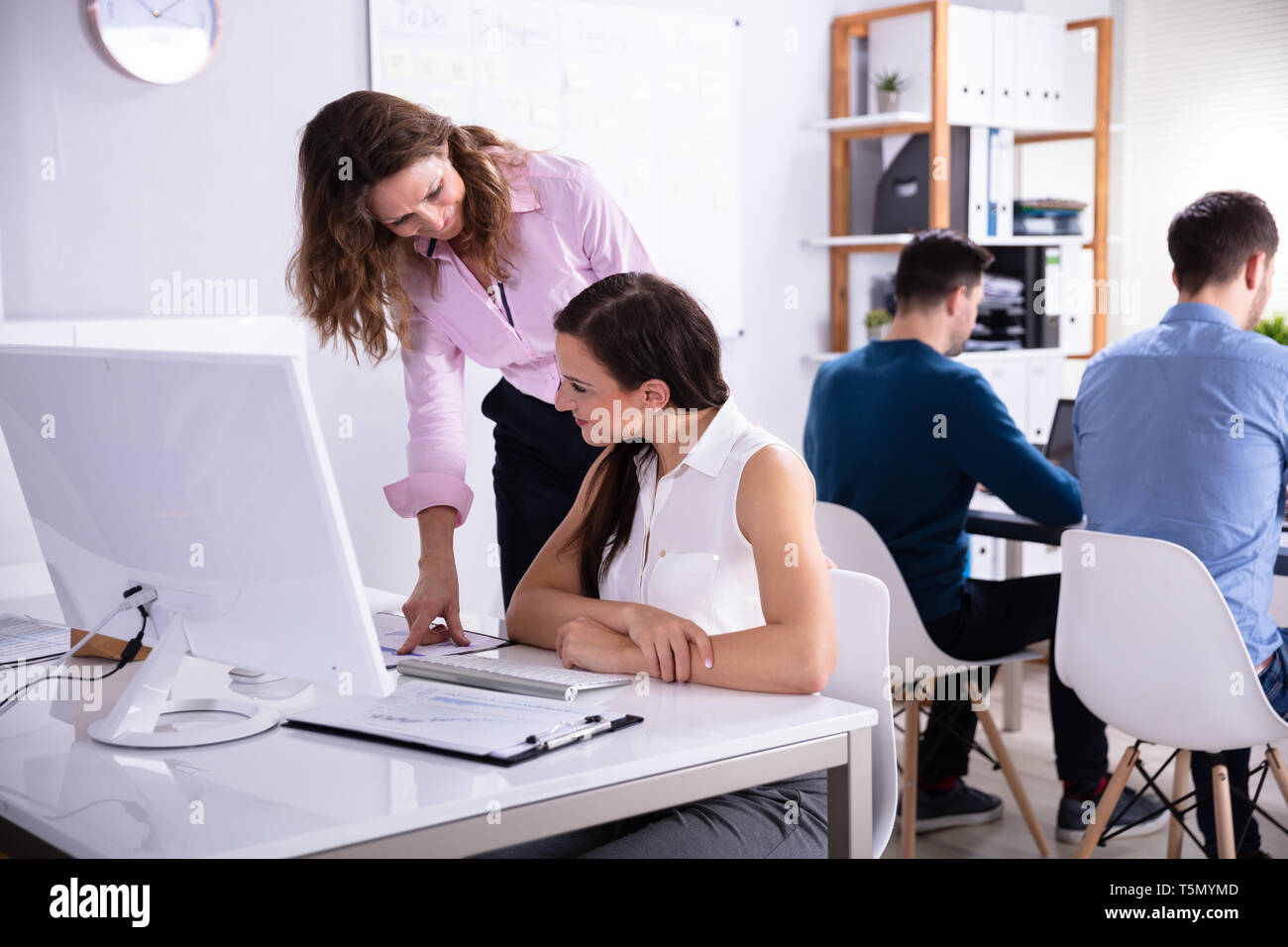 Geschäftsfrau, Arbeiten mit Ihren Kolleginnen und Kollegen am ...