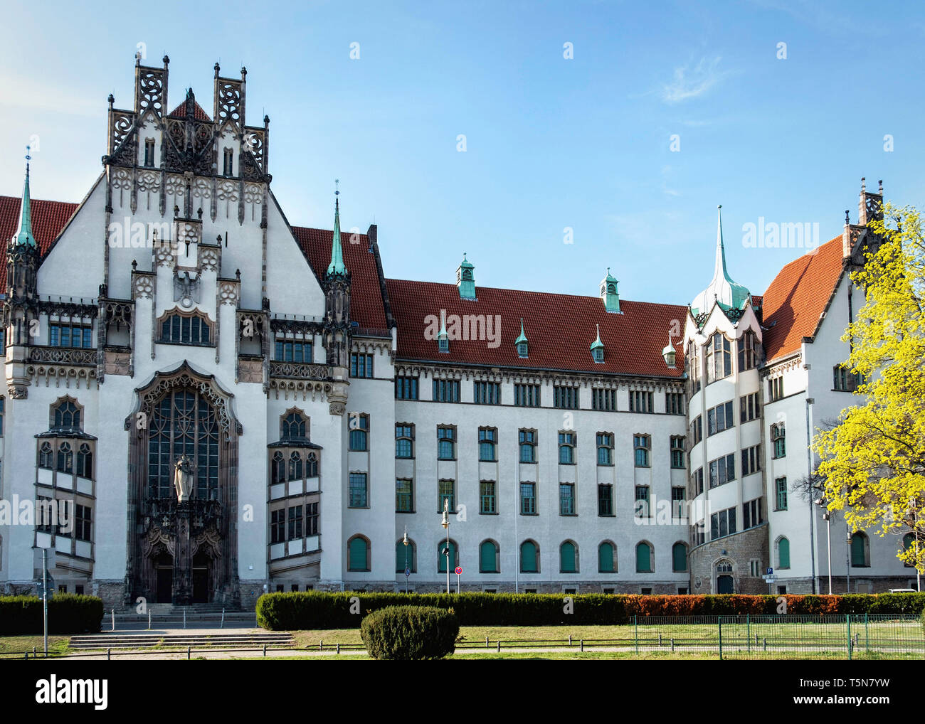 Fenster im neugotischen stil -Fotos und -Bildmaterial in hoher ...