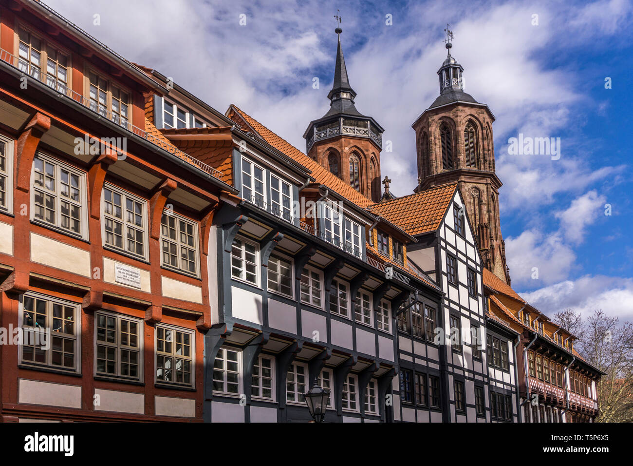 Fachwerkhäuser und die St.-Johannis-Kirche in Göttingen, Niedersachsen ...