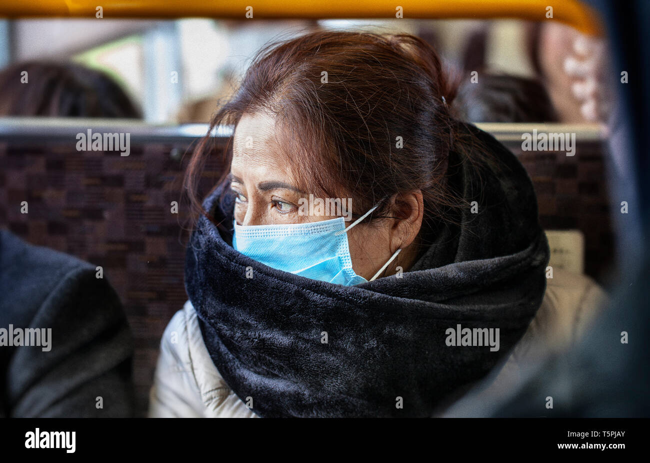 Ältere asiatische Frau mit schwarzen Pelz Schal und chirurgische ... Ältere asiatische Frau mit schwarzen Pelz Schal und chirurgische ...