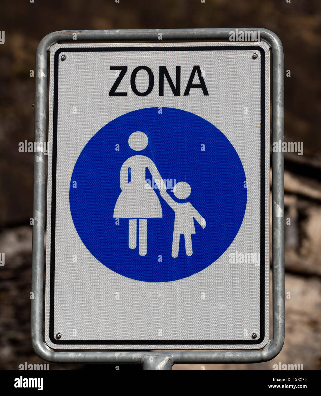 Blue pedestrian zone road sign -Fotos und -Bildmaterial in hoher ...