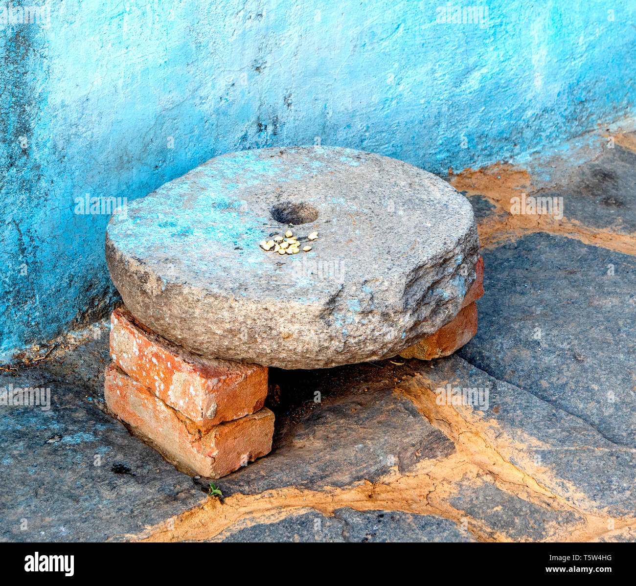 Used grinding stone -Fotos und -Bildmaterial in hoher Auflösung – Alamy