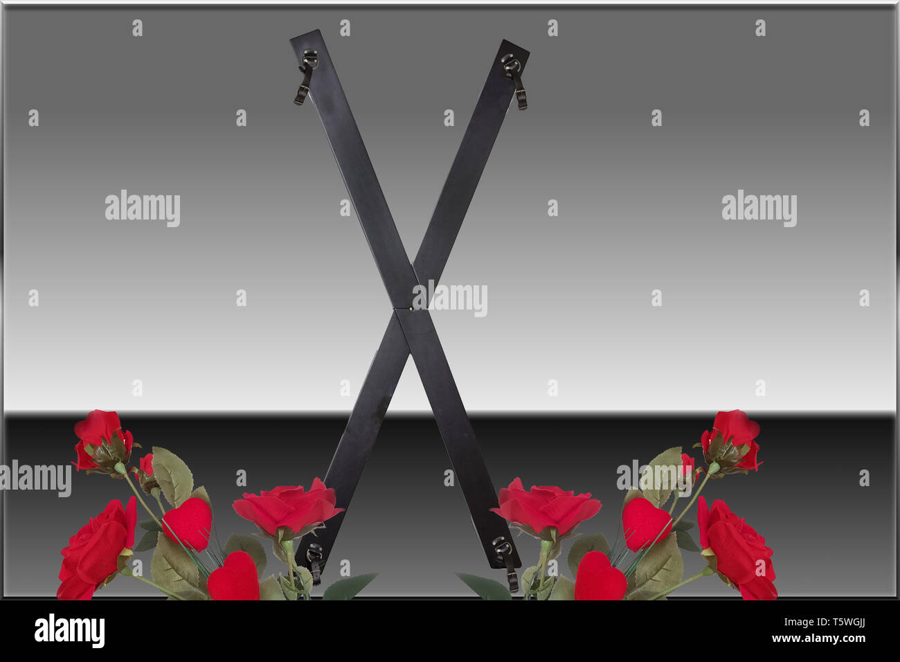 Folter Kreuz, SM Cross oder St. Andrew's Cross. Für die BDSM-Szene mit roten Rosen ...