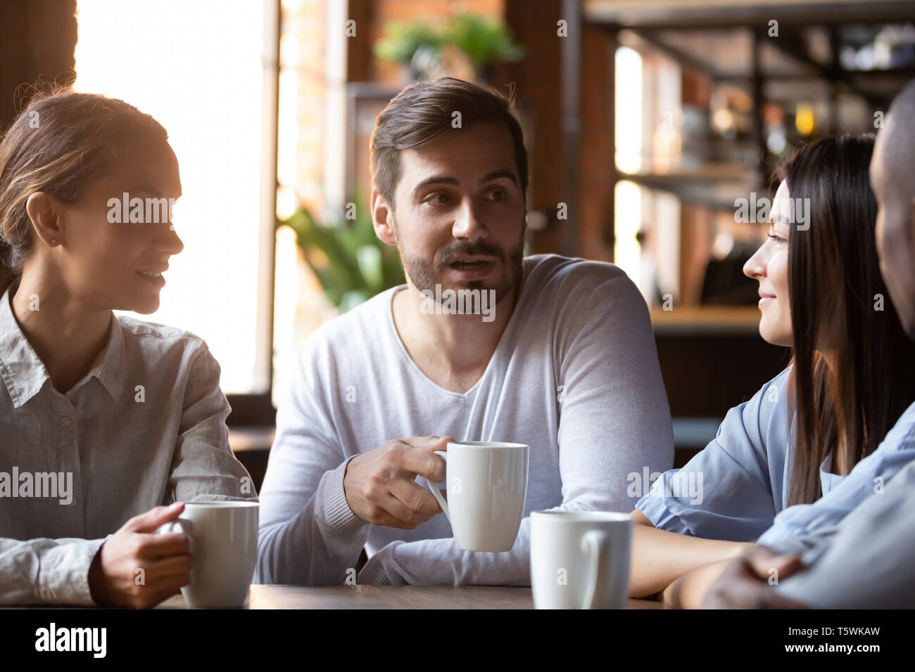 Gruppe von freunden in der bar Stockfotos und -bilder Kaufen - Alamy