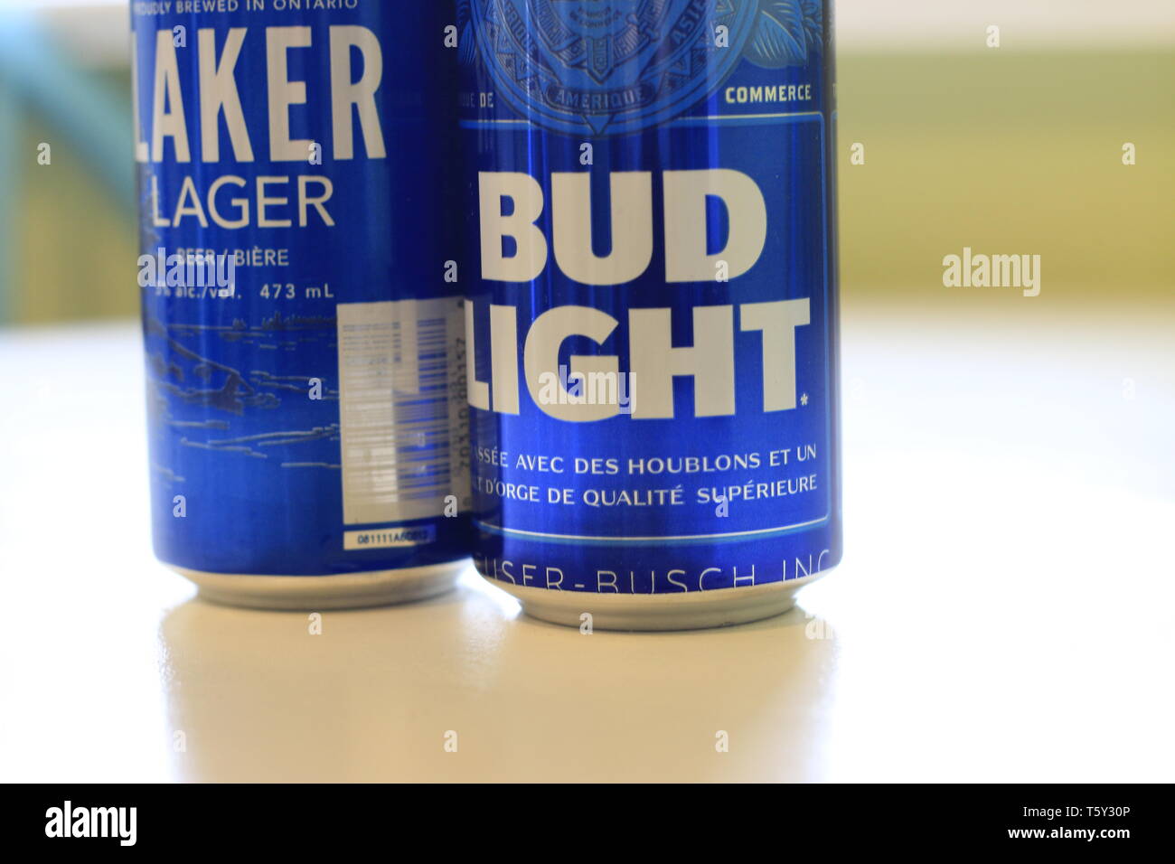 London, Kanada, 27. April 2019: Editorial illustrative Foto von 2 Dosen ...