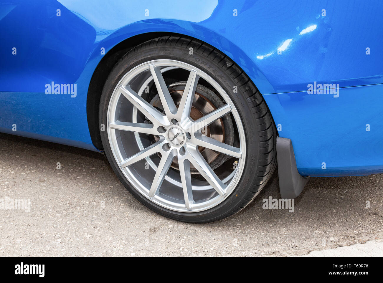 Low profile auto -Fotos und -Bildmaterial in hoher Auflösung – Alamy