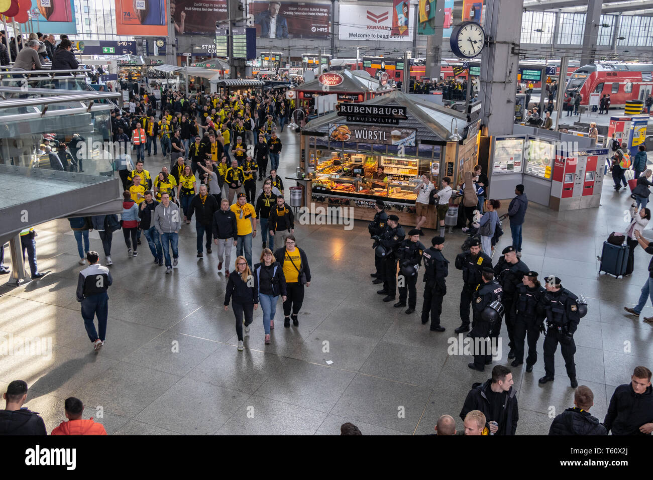 Bvb fans auf der s bahn -Fotos und -Bildmaterial in hoher Auflösung – Alamy