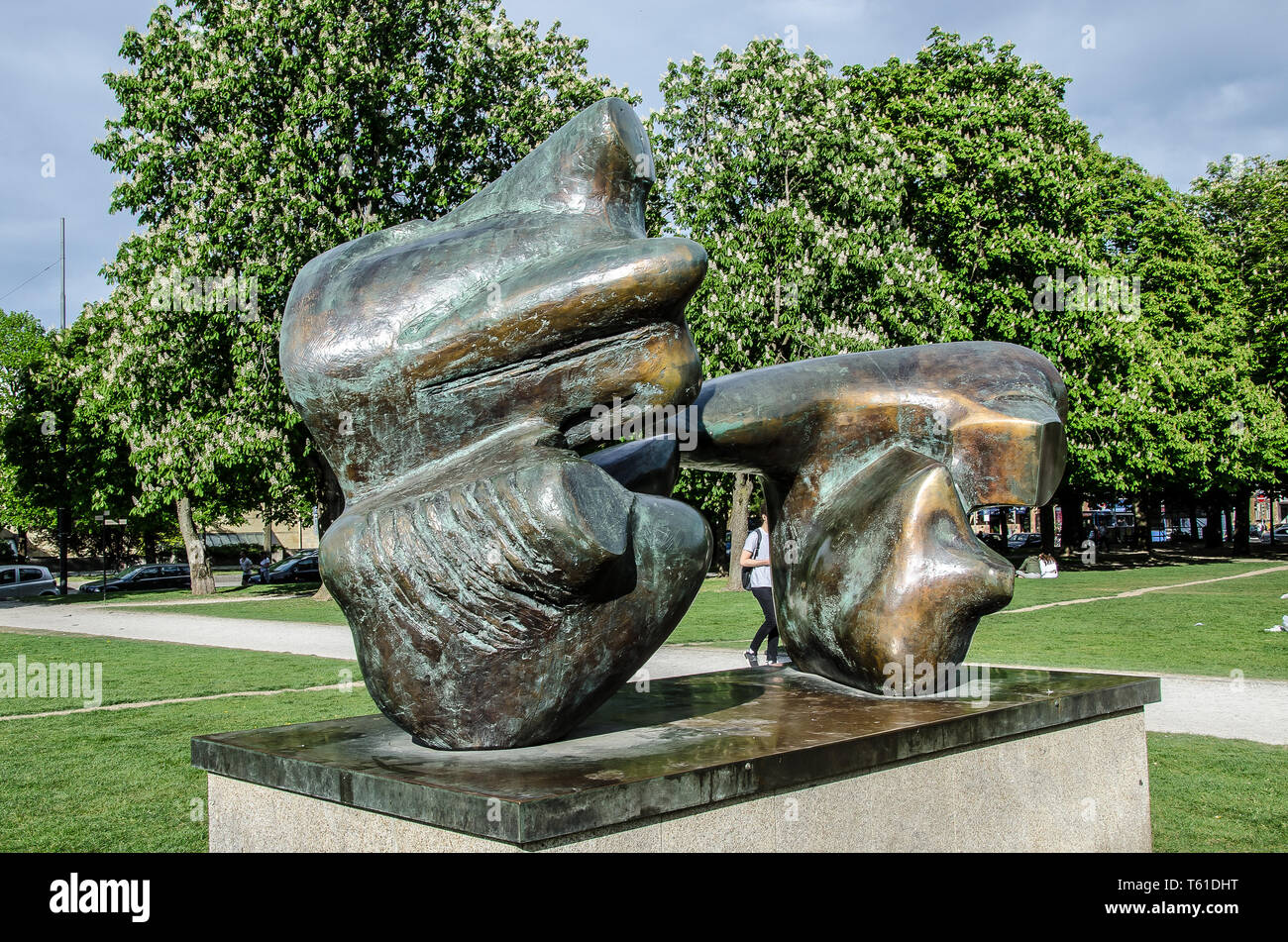 Zwei Stück liegende Abbildung: Punkte - Henry Moore (LH 606 ...