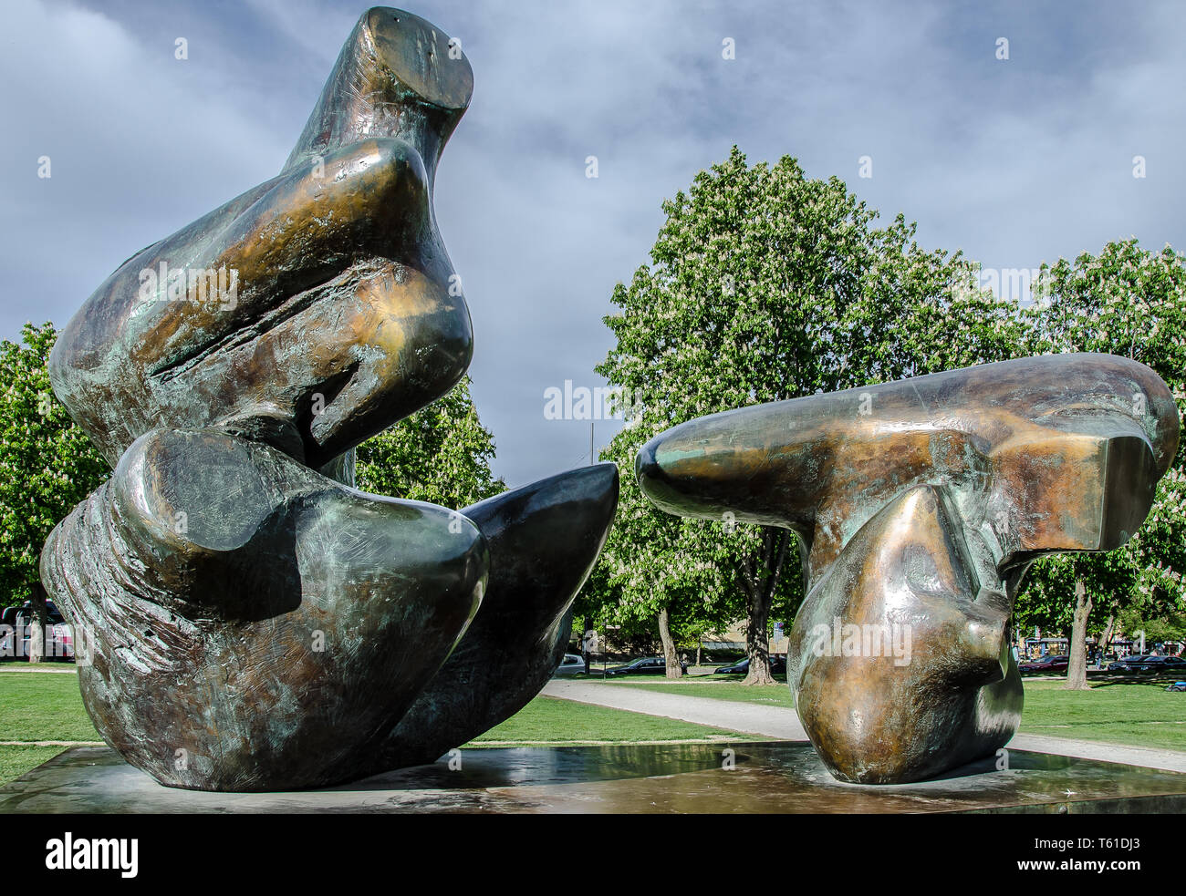 Zwei Stück liegende Abbildung: Punkte - Henry Moore (LH 606 ...