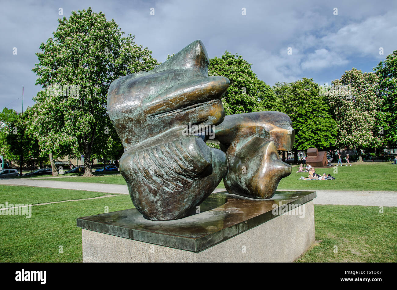 Zwei Stück liegende Abbildung: Punkte - Henry Moore (LH 606 ...