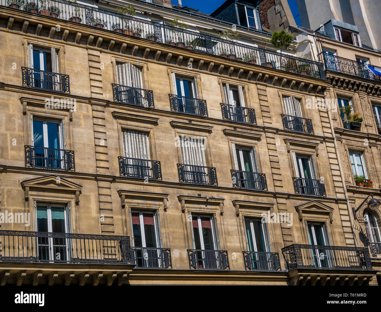Paris Wohngebäuden. Alte Pariser Architektur, schöne Fassade, typisch ...