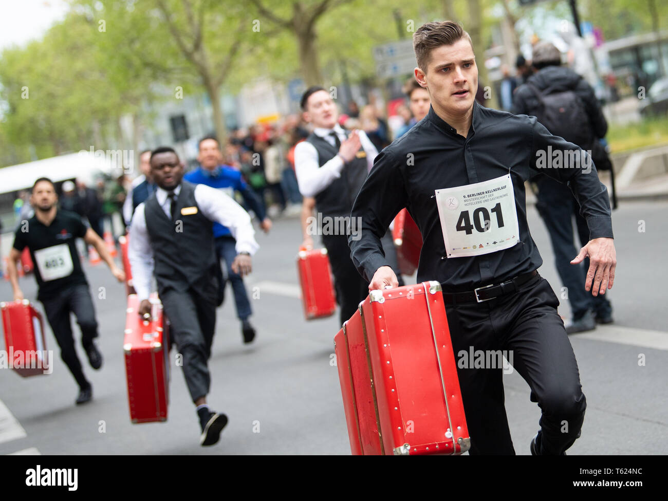 Waiter run -Fotos und -Bildmaterial in hoher Auflösung – Alamy
