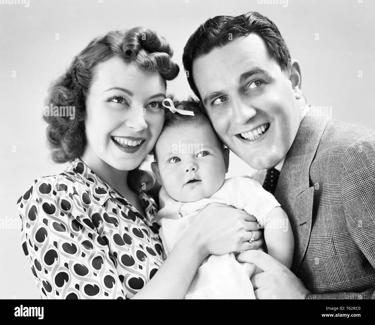 1940 PORTRAIT FAMILIE VON DREI VATER MUTTER TOCHTER KÖPFE BERÜHREN ...