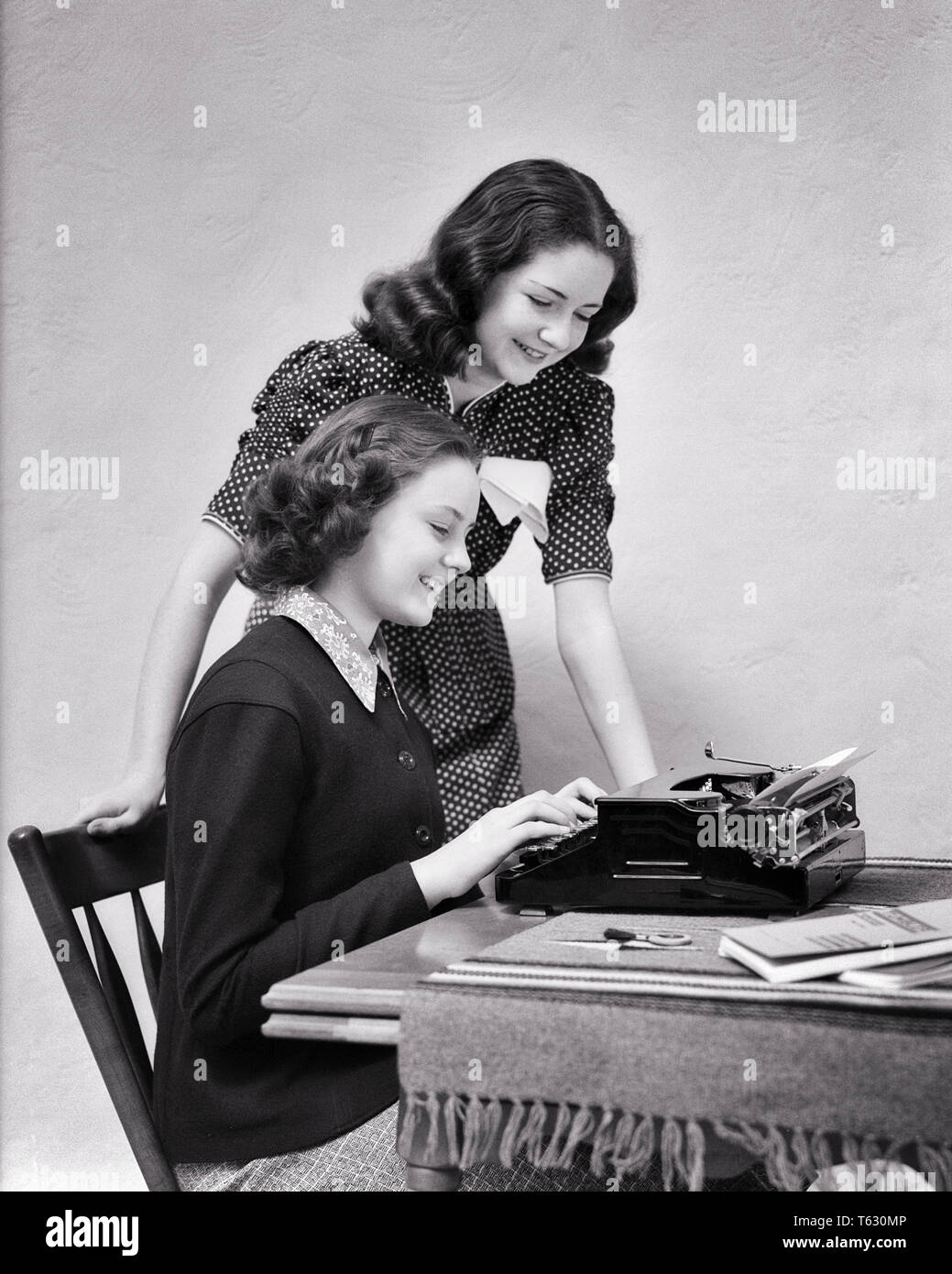 Teenager school 1930s -Fotos und -Bildmaterial in hoher Auflösung – Alamy