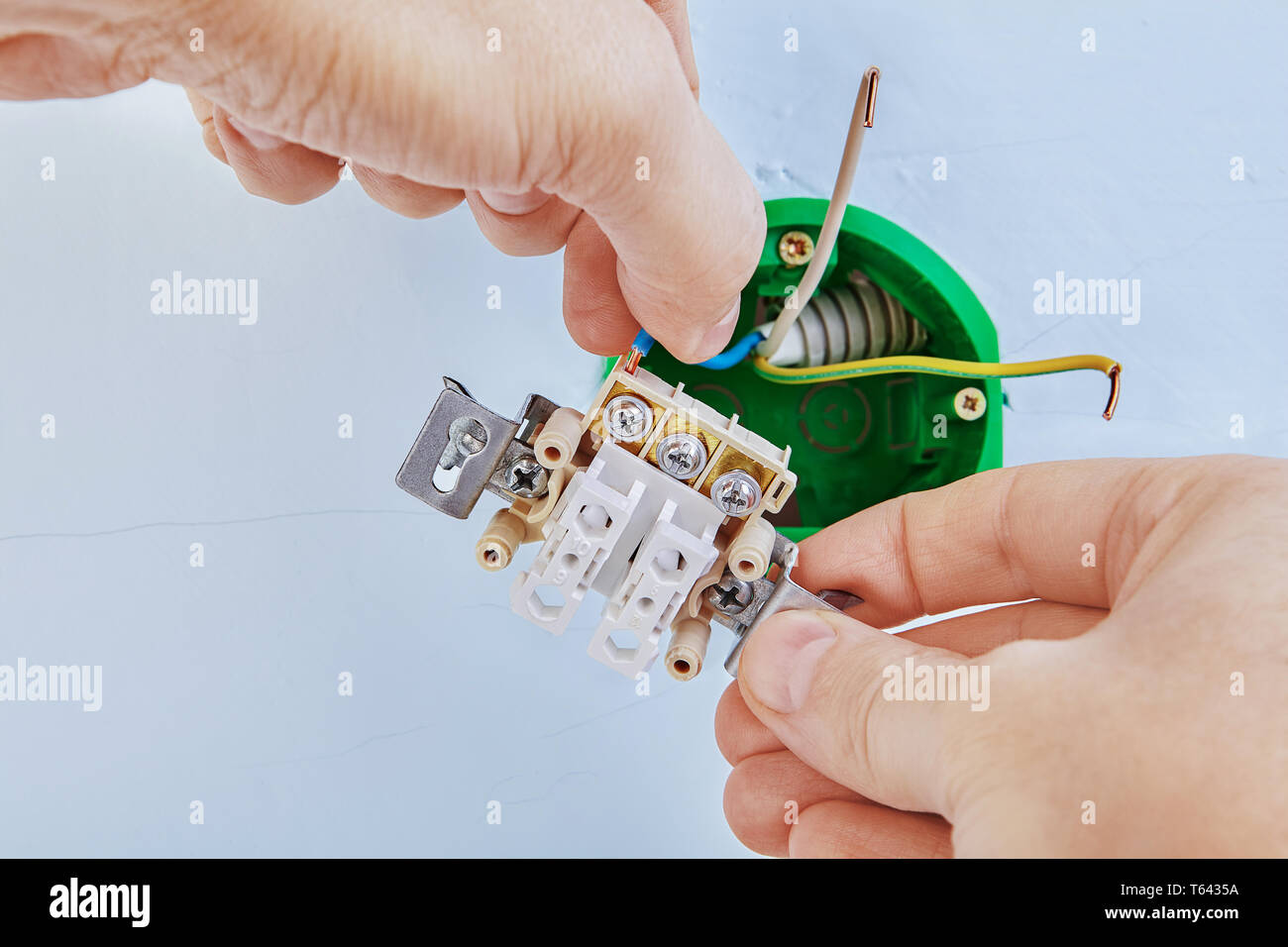 Lichtschalter installieren Stockfotos und -bilder Kaufen - Alamy