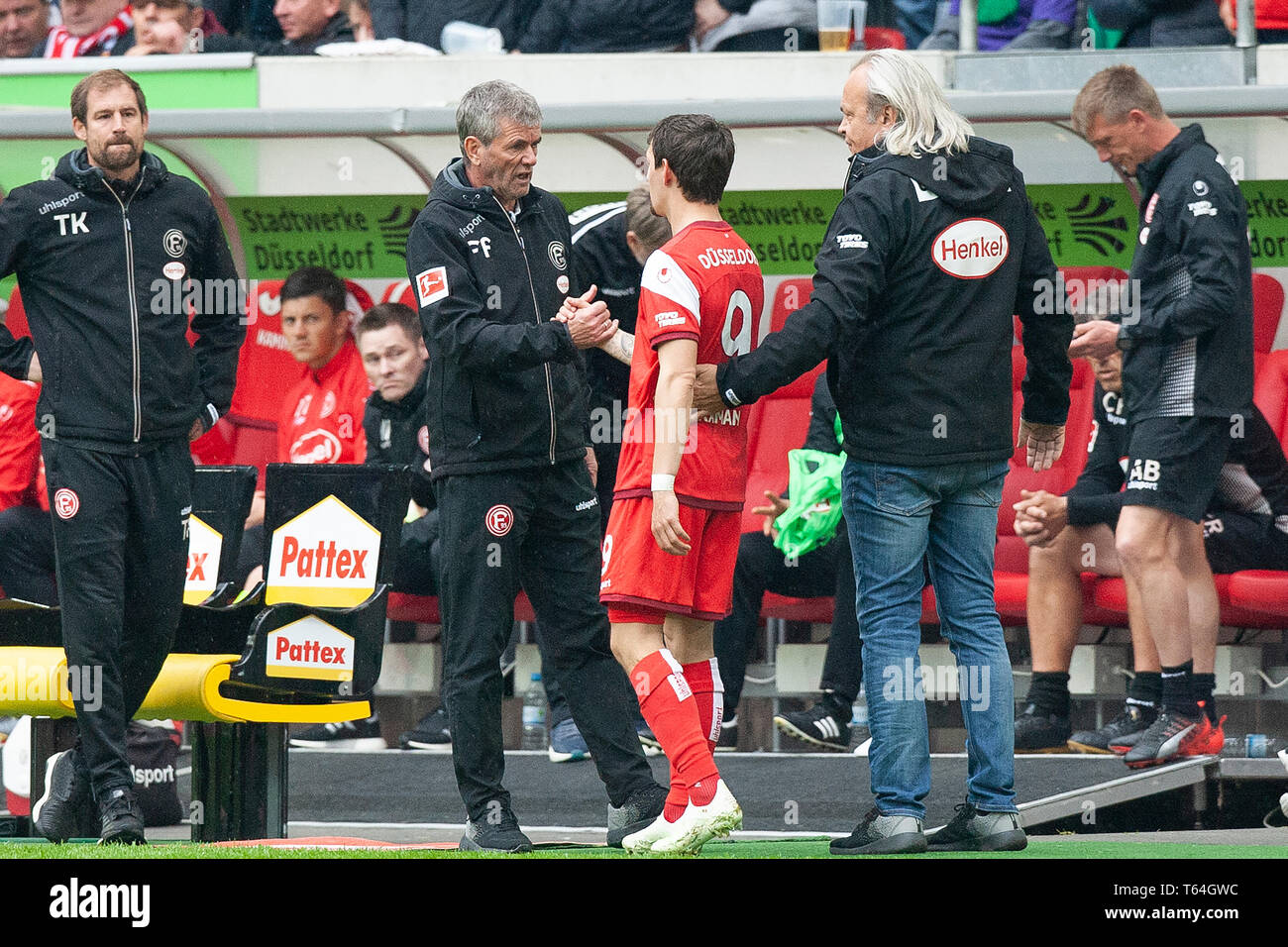 Düsseldorf, Deutschland. 27 Apr, 2019. Benito RAMAN (D, mi.) ist für sein Engagement von Head ...