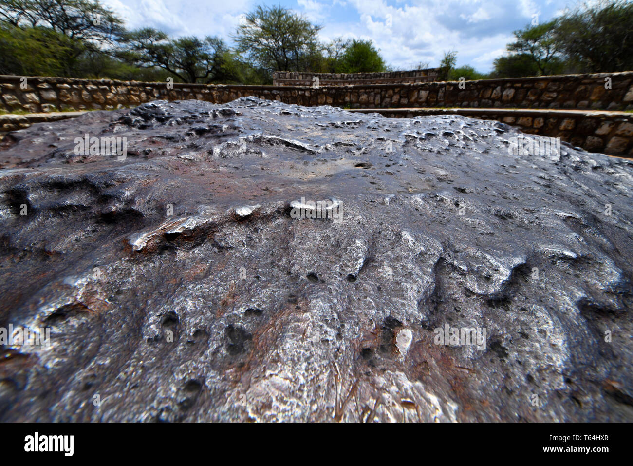 Glänzende metallische Oberfläche der Hoba Meteorit in der Nähe von ...