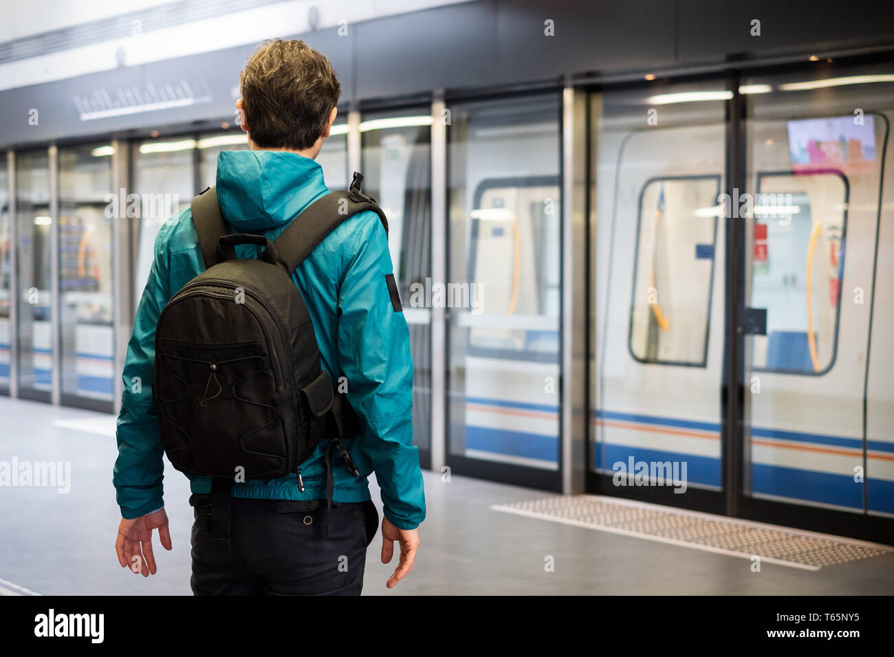 Touristen mann metro u bahn u bahn -Fotos und -Bildmaterial in hoher ...