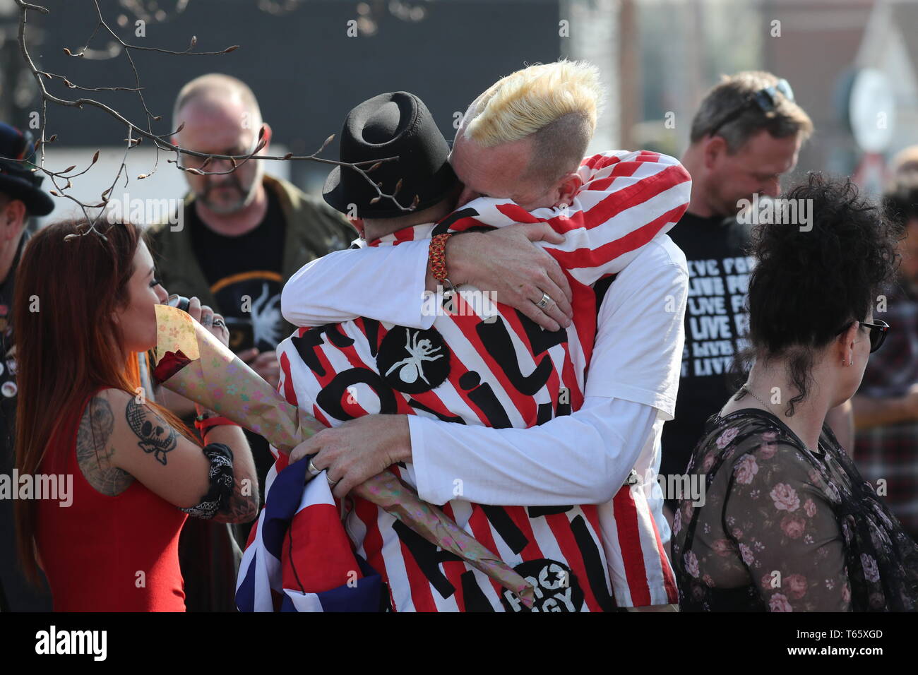 Die Beerdigung von The Prodigy Sänger Keith Flint in der St. Mary's ...